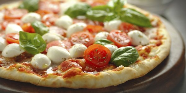 Πίτσα με ντομάτα και μοτσαρέλα | Sigmalive Cooking