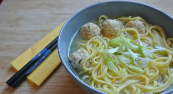 Σούπα ράμεν με noodles και κεφτεδάκια κοτόπουλο | Sigmalive Cooking